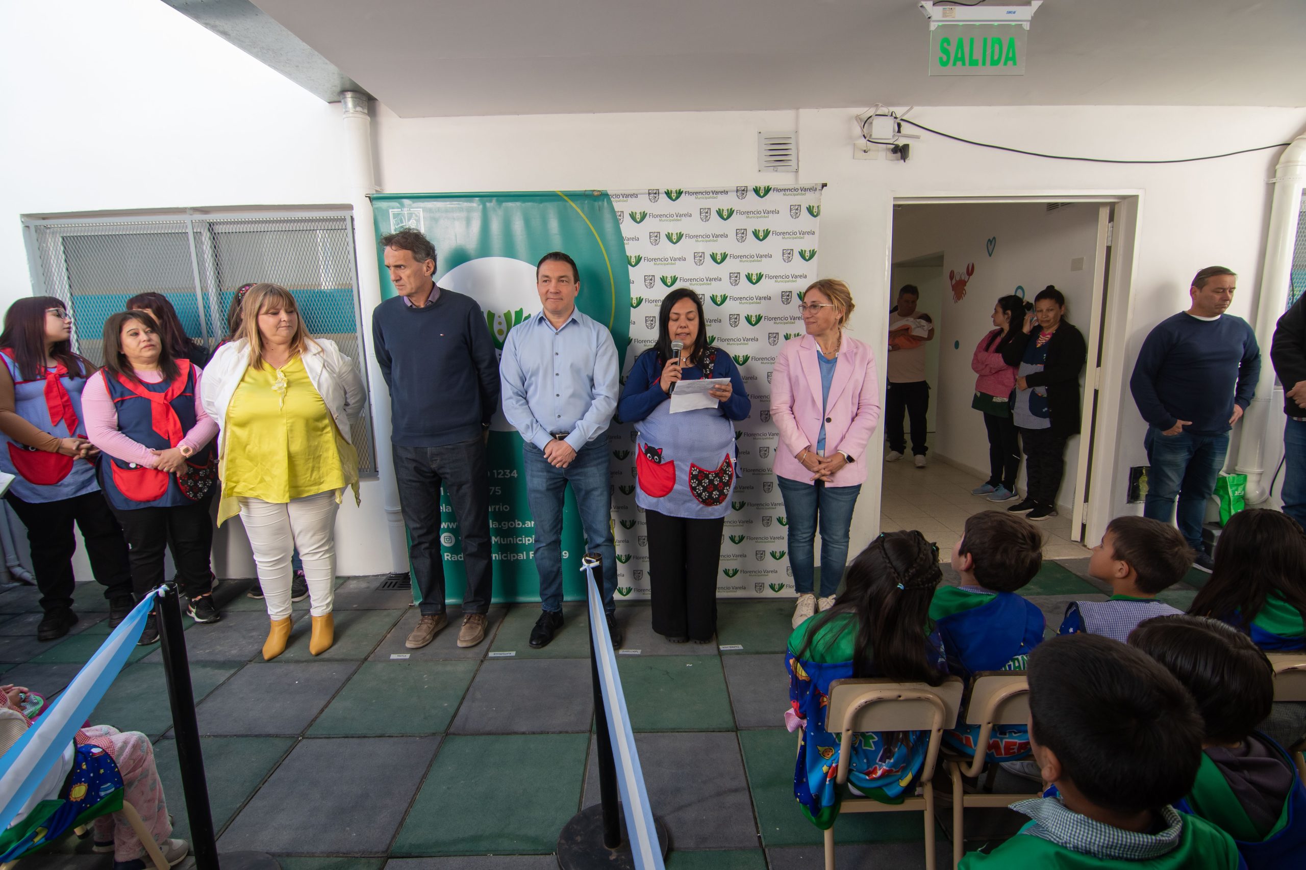 El intendente de Florencio Varela, Andrés Watson, junto al ministro de ...